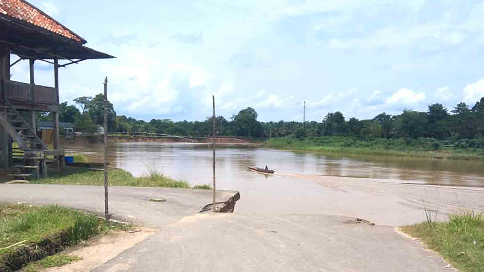 Jalan di Kelurahan Bingin Teluk Muratara Amblas, Nyaris Putus