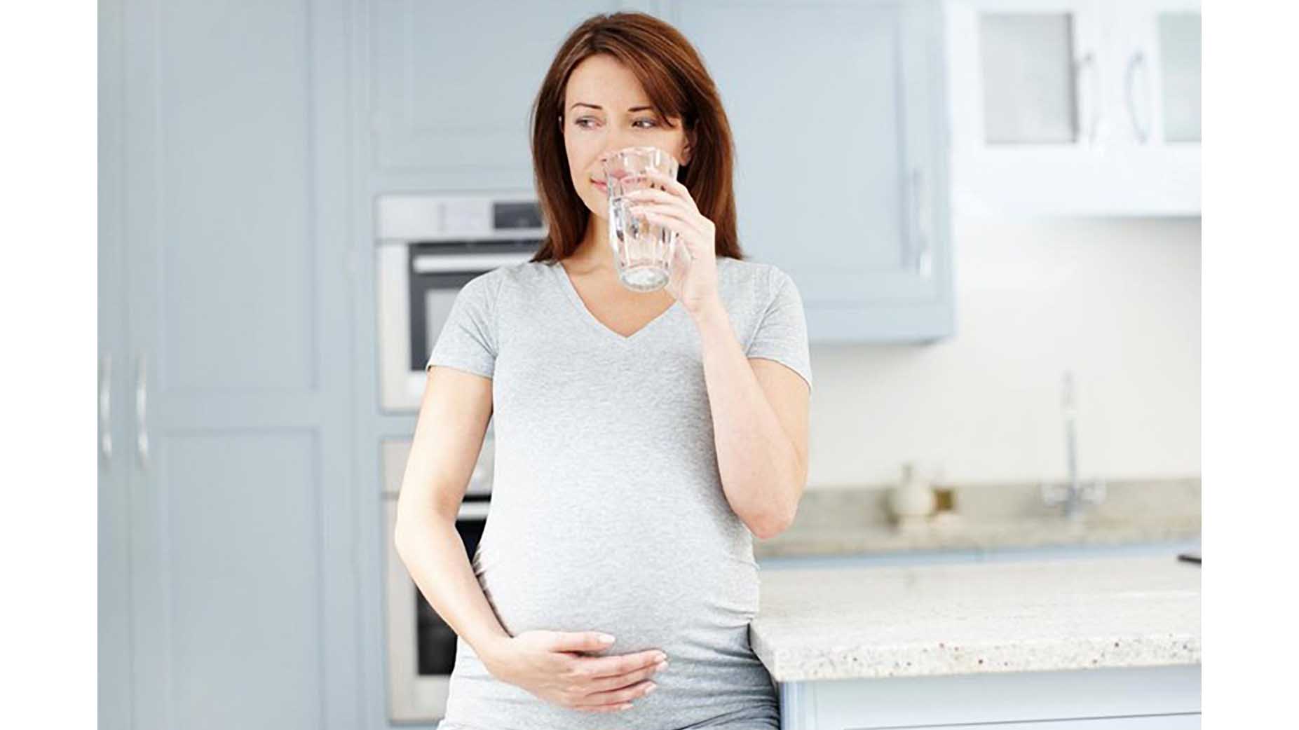 Mitos atau Fakta, Bumil Minum Air Es Bisa Bikin Bayi Dikandungan Besar
