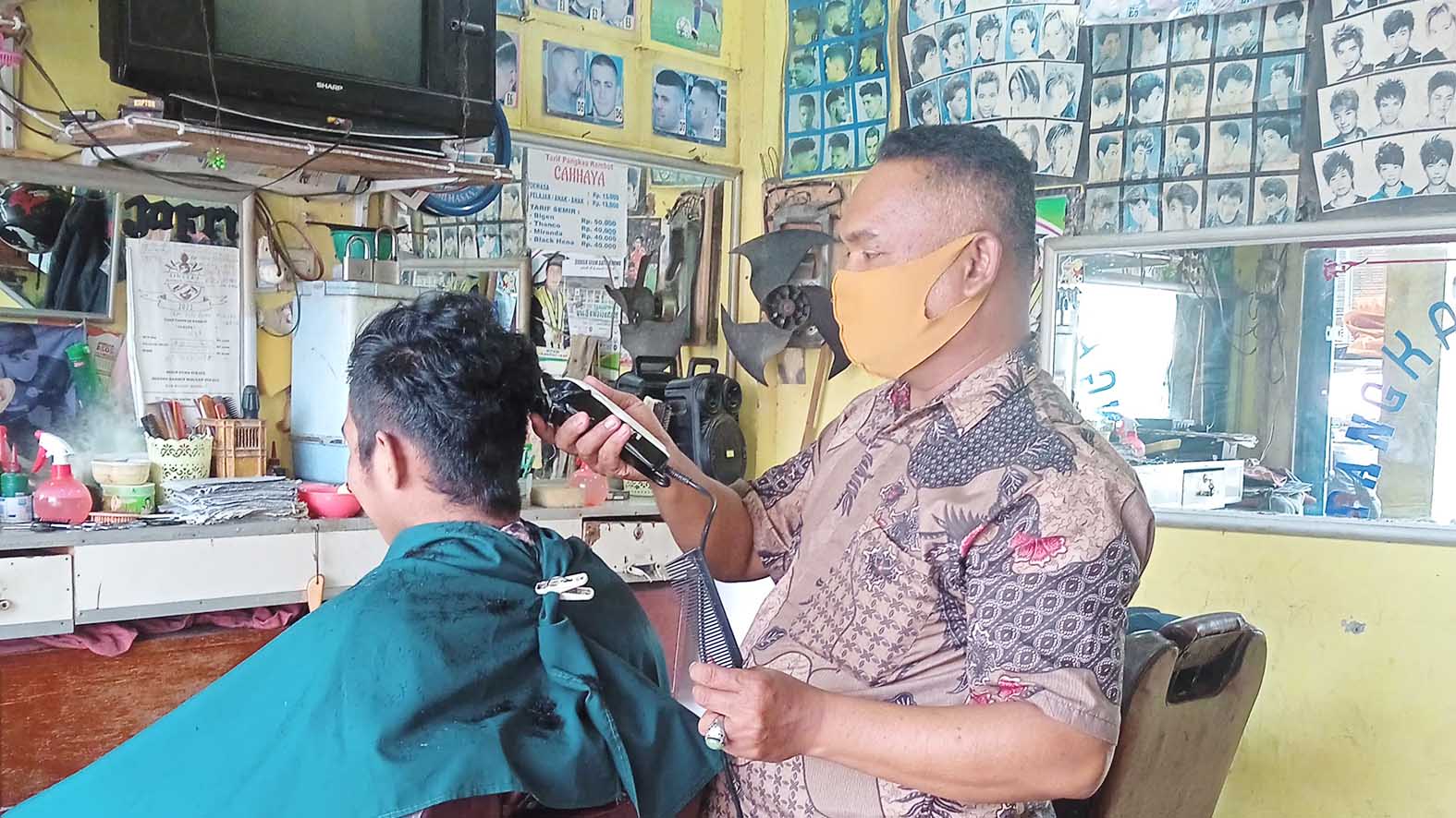 Pangkas Rambut Tradisional Tetap Eksis di Era Modern