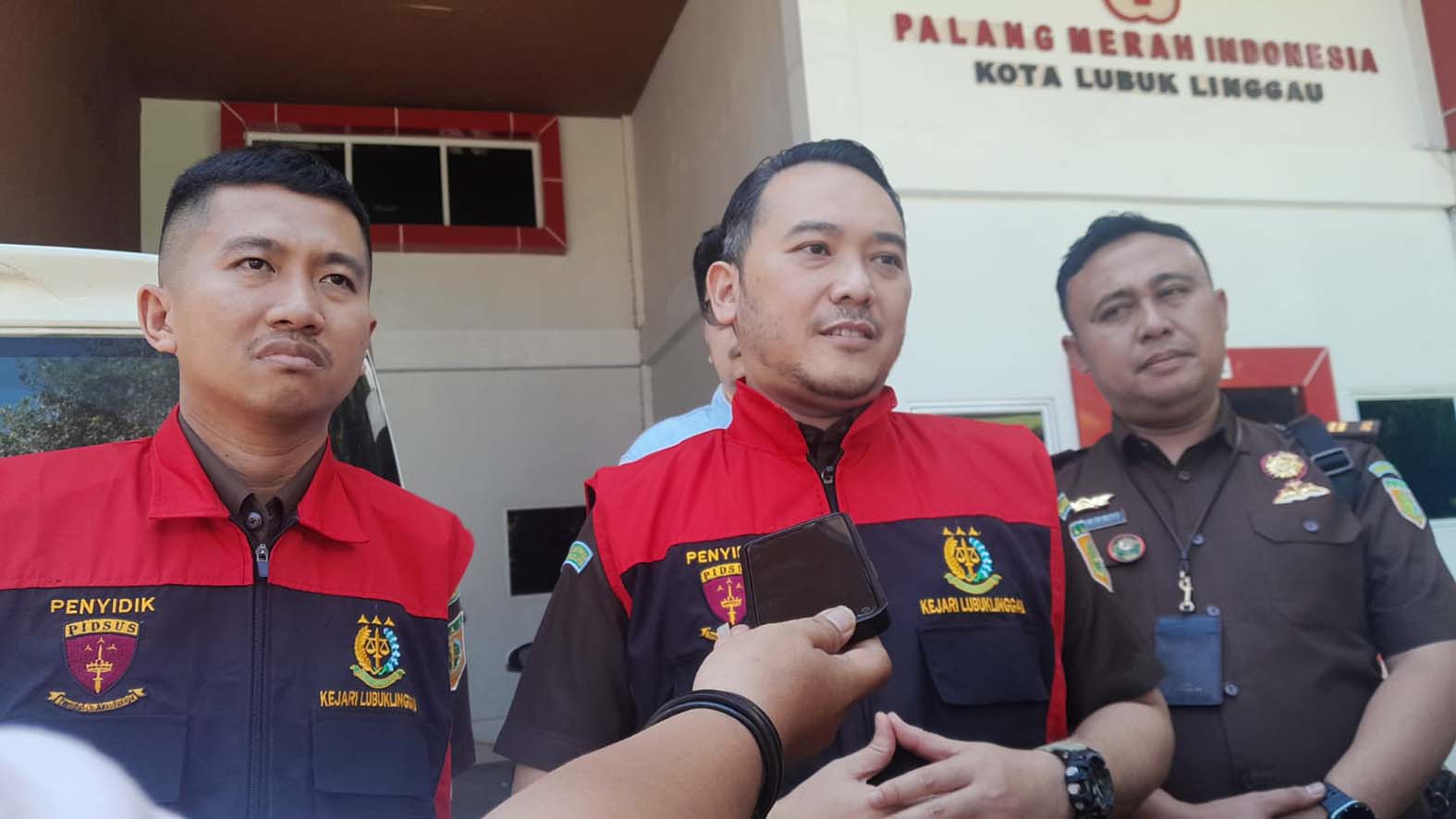4 Jam Tim Penyidik Kejaksaan Negeri Lubuk Linggau Geledah Kantor PMI ...