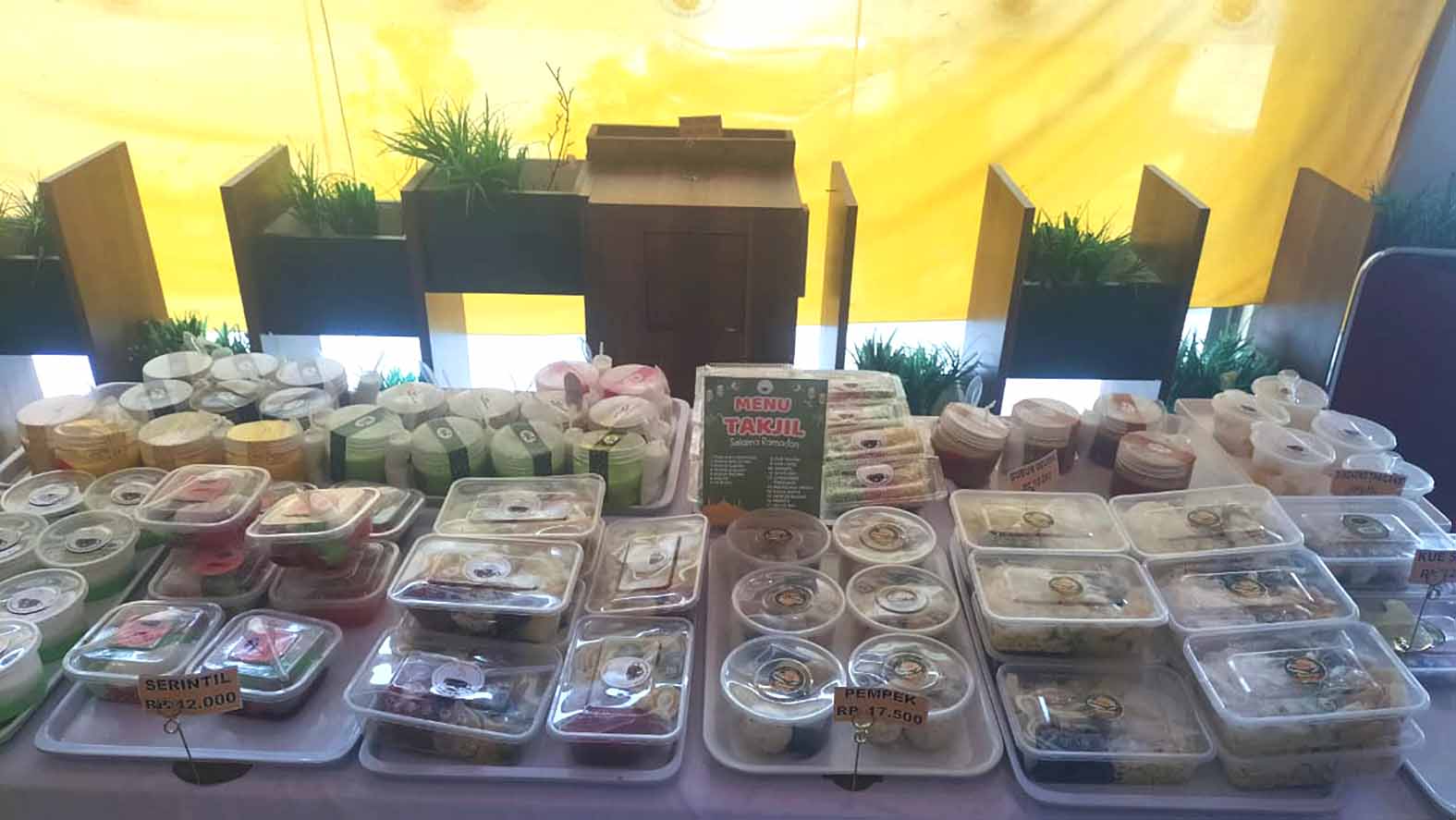 Berburu Takjil, Ragam Menu Manis dan Gurih Jadi Favorit Warga Saat Ramadhan