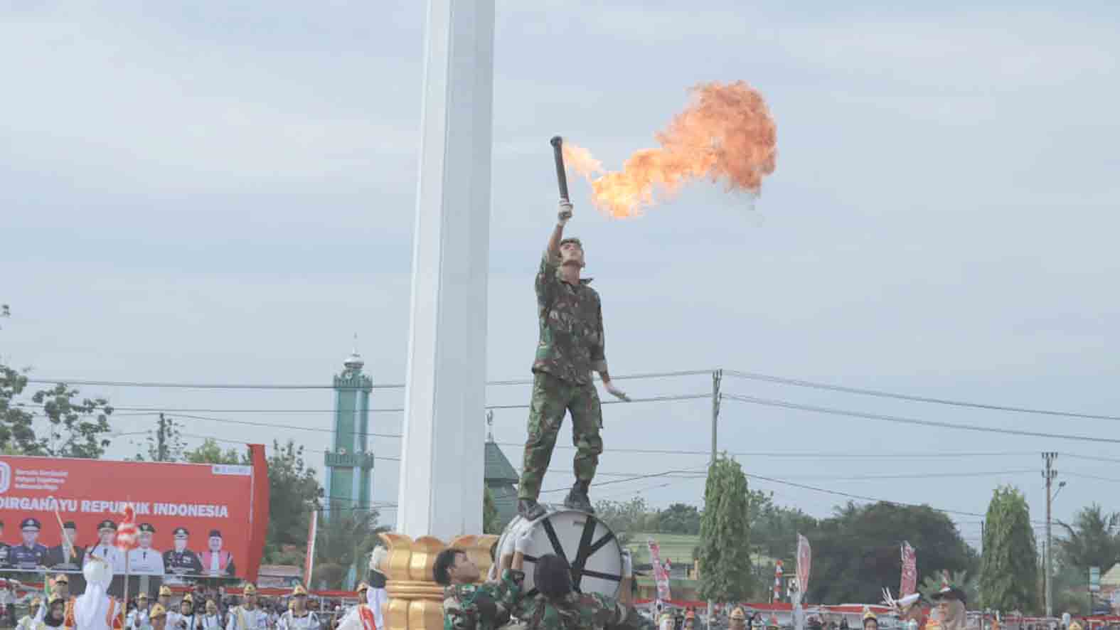 Marching Band SMA Muhammadiyah 1 Lubuk Linggau Tampil Memukau di Upacara Penurunan Bendera HUT ...
