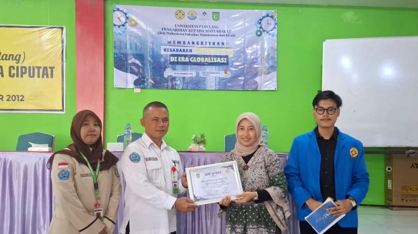 Mahasiswa UNPAM Edukasi Siswa SMK Informatika Ciputat Gunakan Media ...